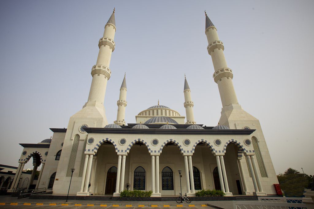 Capturing Grace | Thursday June 4th – Touring Dubai’s Blue Mosque ...